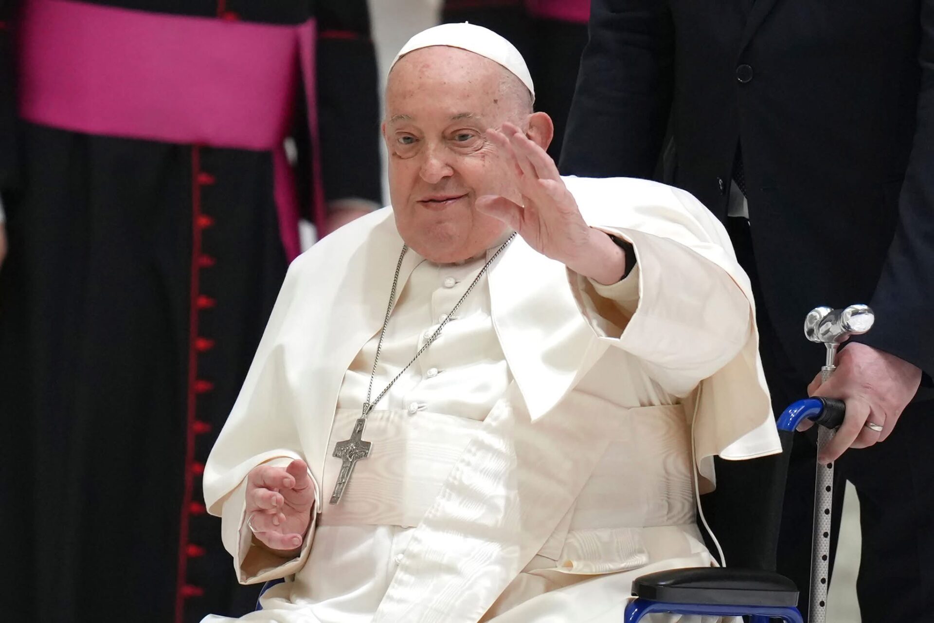 Paus Franciscus wordt na 5 weken ziekenhuisopname ontslagen na strijd ...
